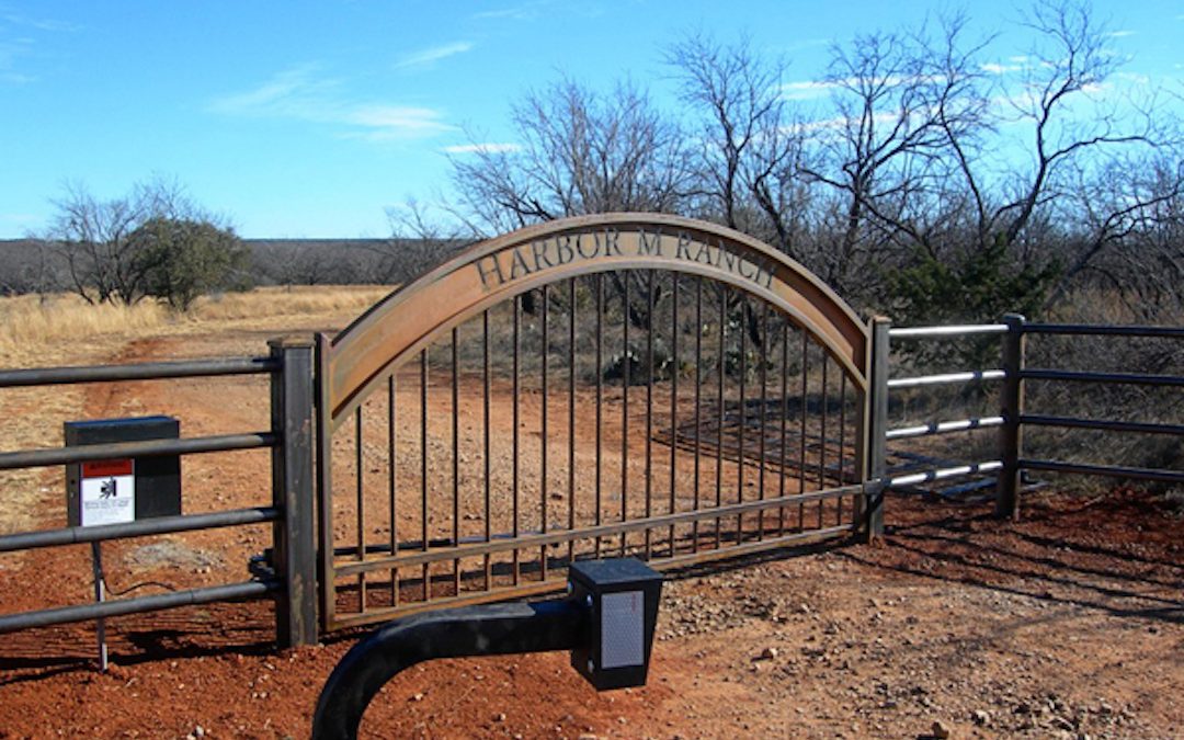 6 Ways to Add a Personal Touch to Your Ranch Driveway Gate - Urban Farm ...