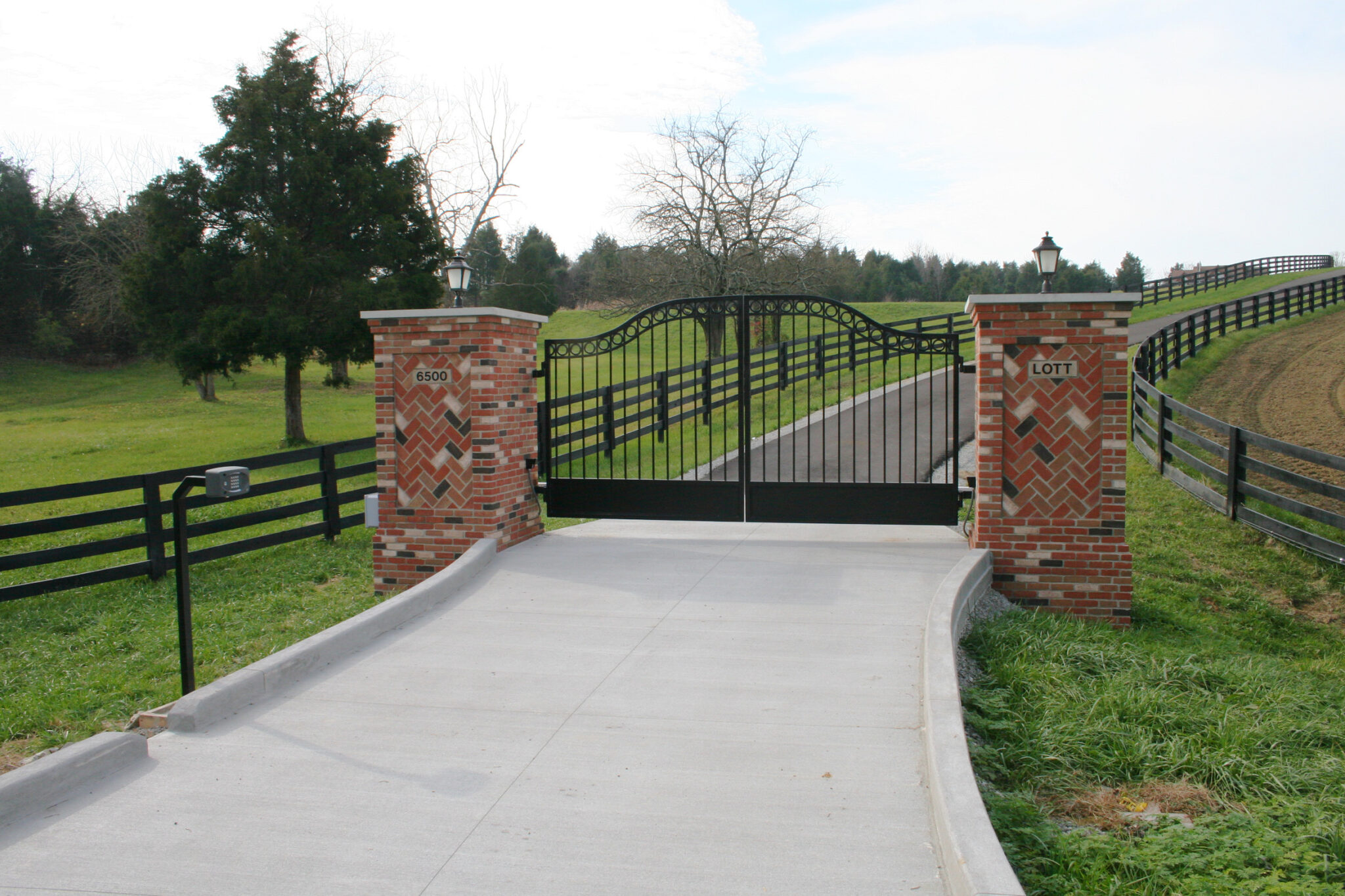 6 Ways to Add a Personal Touch to Your Ranch Driveway Gate - Urban Farm ...